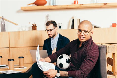 신문 및 카페에 의해 근처 백인 동료 아프리카계 미국인 사업가 기업 비즈니스에 대한 스톡 사진 및 기타 이미지 기업 비즈니스 남자 남자 사업가 Istock