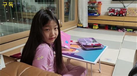 책 읽는 딸을 뒤에서 깜짝 놀랬켰다가 혼나는 아빠 쯧쯧쯧 Youtube