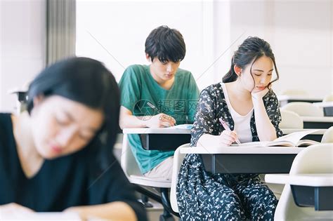 教室里认真学习的大学生高清图片下载 正版图片 摄图网 教室里认真学习的大学生高清图片下载 正版图片 摄图网