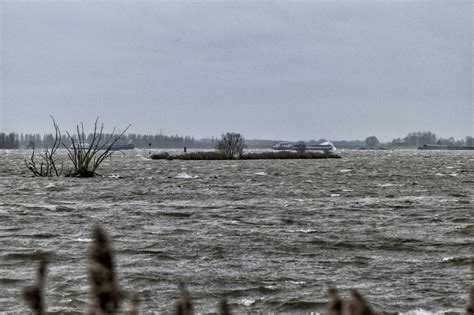 무료 이미지 바다 연안 물 집 밖의 습지 눈 겨울 보트 사진술 육지 호수 바람 강 야생 차량 날씨 폭풍 거칠게 니콘 수로 네덜란드