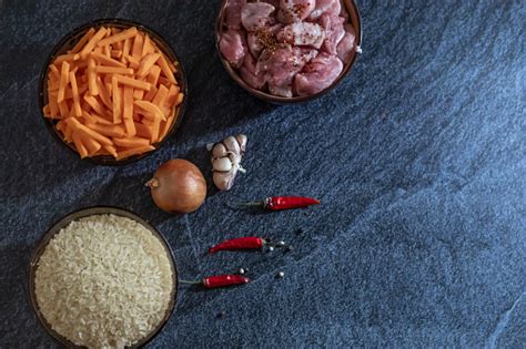 어두운 배경에 필라프 쌀 고기 양파와 당근을 만들기 위한 재료 고기에 대한 스톡 사진 및 기타 이미지 고기 당근 러시아