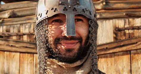 헬멧과 사슬 갑옷을 입은 남자 사진 Unsplash의 남자 이미지