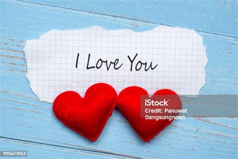 나는 파란색 나무 테이블 배경에 몇 빨간 심장 모양 장식 종이 노트에 당신을 사랑 해요 결혼식 로맨틱하고 해피 발렌타인 데이 휴일 개념 0명에 대한 스톡 사진 및 기타