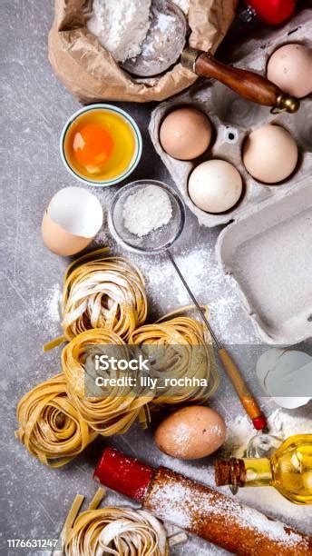전통적인 이탈리아 파스타 Tagliatelleflour 계란 회색 돌 배경에 올리브 오일을 요리하기위한 신선한 재료 배경텍스트에 대한 복사 공간 선택적 포커스 건강한