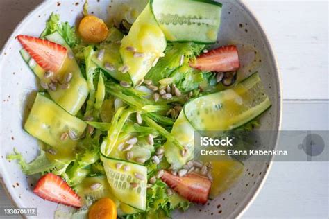줄무늬 나무 테이블에 접시에 제공되는 생 녹색 채소와 딸기로 만든 신선한 여름 살롱의 바로 위에 샐러드에 대한 스톡 사진 및 기타 이미지 Istock