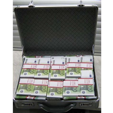 Чемодан европейских денег Миллион евро купить в Москве в студии подарка ...