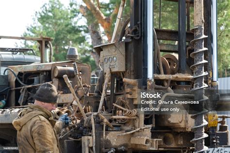 차에 드릴링 리그를 가진 노동자의 팀은 지상에 있는 물을 위한 지하수 우물을 뚫고 있습니다 금속 케이싱 파이프를 땅에 삽입 개별 식수 공급 장치 설치 2022년 6월 28일