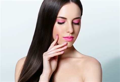 아름 다운 갈색 긴 머리와 분홍색 립스틱과 매니큐어 손톱 갈색에 대한 스톡 사진 및 기타 이미지 갈색 갈색 머리 건강한 생활방식 Istock