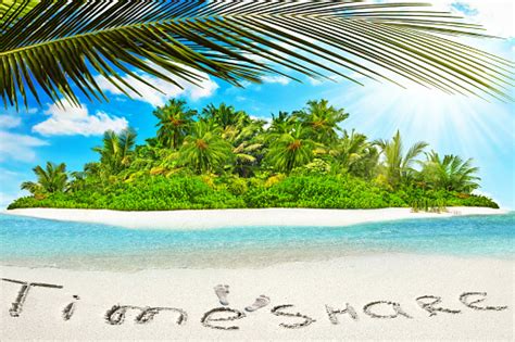 열 대 바다와 열 대 섬 몰디브에 모래에 비문 시분할 아 톨 내 모든 열 대 섬 공유 개념에 대한 스톡 사진 및 기타 이미지 공유 개념 관광 관광 리조트 Istock