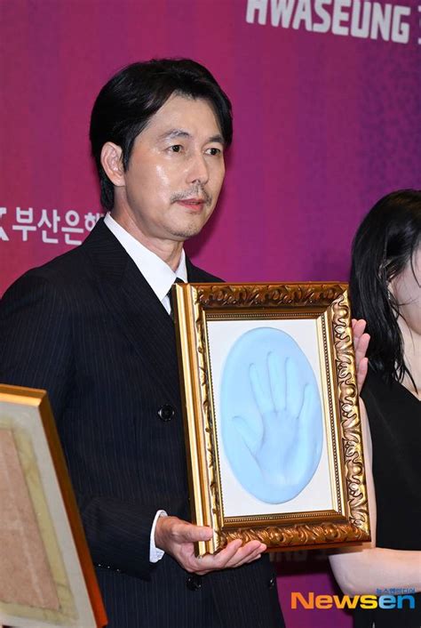 정우성 “1년만입니다” 혼외자 논란·혼인신고 후 부산서 당당한 복귀 부일영화상 [종합]