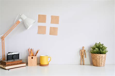 작업 공간 테이블 카메라 커피 머그잔 연필 및 창작 책상에 책 0명에 대한 스톡 사진 및 기타 이미지 0명 개념 개념과 주제 Istock