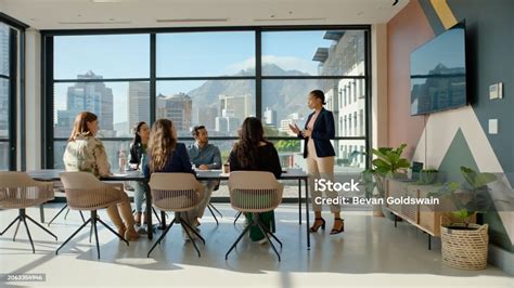 사업가 회의 및 프레젠테이션 또는 사무실에서 경청 의사 소통 및 회사 검토를 제공하는 연사 팀워크 직원 및 발표자가 토론 다양성 및 계획을 가진 회의실 모임에 대한 스톡