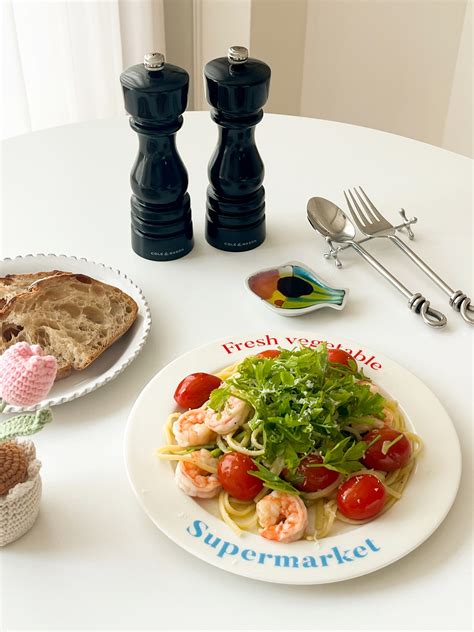 식사가 더 즐거워지는 시간🥢 협찬 소금과 후추 올리브오일 만으로로 완성된 감각적인 요리 한 접시 오늘은 새우와 미나리를