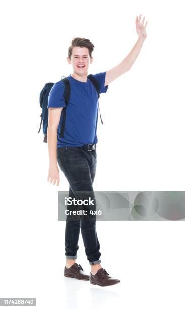 사이드 뷰 풀 길이 1인 1인 1617세 잘생긴 사람 갈색 머리 백인 남성 청년 학생 고등학생 소년 십대 소년 앞을 걷고 있는