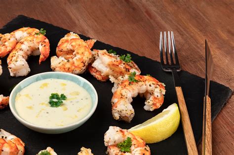 배경에 어두운 소박한 복사 공간을 소스와 함께 조리 새우 한 접시의 사진 0명에 대한 스톡 사진 및 기타 이미지 0명