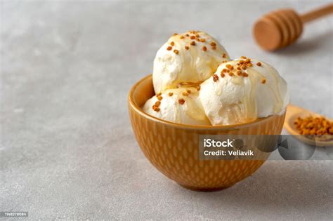 식탁에 꿀벌 꽃가루와 꿀을 가진 맛 있는 바닐라 아이스크림 아이스크림에 대한 스톡 사진 및 기타 이미지 아이스크림 꿀 바닐라 아이스크림 Istock