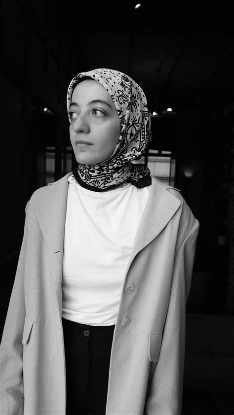 히잡을 두른 꽃무늬 드레스를 입은 우아한 여성 · 무료 스톡 사진