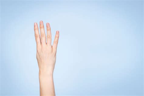 What Does Holding Up Four Fingers Mean In Photos At Jerry Rounds Blog