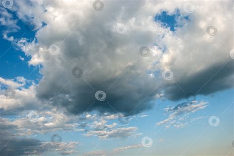 Фон голубого неба с крошечными облачками Ozero российский фотосток