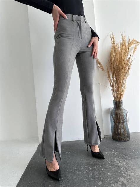 Жіночі замшеві брюки з розрізом чорні білі сірі кльош нарядні на весну — ціна 680 грн у каталозі