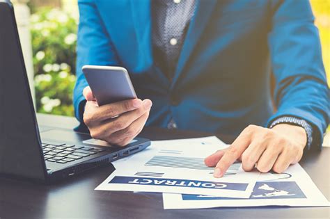 비즈니스 기술 개념 사업 사람들 손에 스마트 전화 연결을 사용 기업 재무와 산업에 대한 스톡 사진 및 기타 이미지 기업