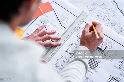 바닥에 주택 개선 청사진에 작업 남성 중간 성인 건축가 남자의 클로즈업 수리공에 대한 스톡 사진 및 기타 이미지 수리공 주택 페인터 벽 Istock
