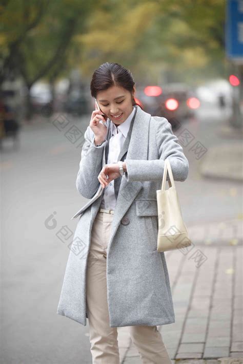 青年女人在路边等出租车 包图企业站