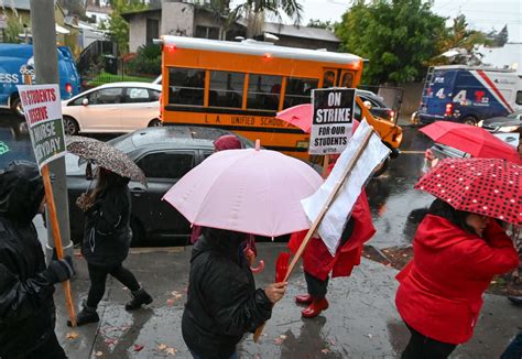 30 000 Public School Teachers In Los Angeles Go On Strike As