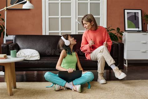 Adolescente Que Se Burla De Su Madre Foto De Archivo Imagen De Muchacha Mama