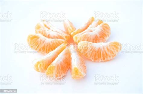 잘 익은 노란색 껍질은 흰색 배경에 고립 된 오렌지를 벗겨냅니다 0명에 대한 스톡 사진 및 기타 이미지 0명 감귤류 과일