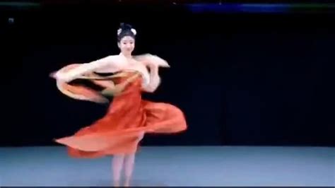 Μια καταπληκτική χορεύτρια αναδημιουργεί τον χορό της δυναστείας των Τανγκ από ταινία κινουμένων