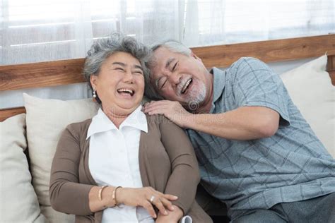 Nonna E Nonno Con La Nipote Che Fa Terraglie Immagine Stock Immagine