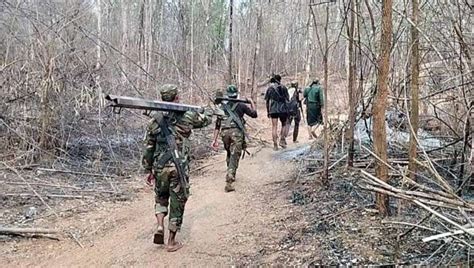 မုံရွာ ပုသိမ် လမ်းပိုင်းတွင် စစ်သားများလိုက်ပါလာသော အိမ်စီးကား ၁ စီးကို မိုင်းဆွဲ တိုက်ခိုက်၊ မ