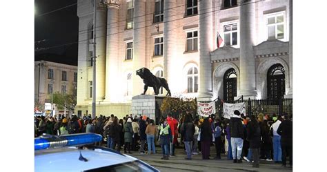 В София протестират срещу насилието над жени пред Съдебната палата Снимки