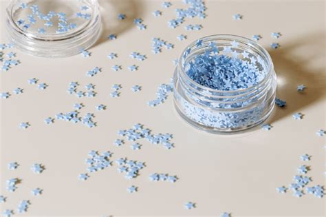 축제 네일 디자인 손톱 장식 요소 유리 상자의 파란색 별 베이지색 배경 복사 공간에 항아리에 Diy 네일 아트를 위한 별 최소 스타일 미적 템플릿 여성 블로그 소셜 미디어