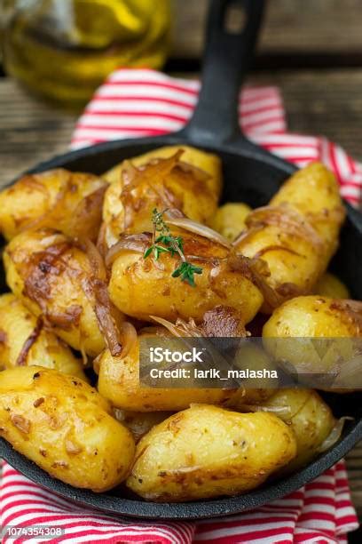 간장에서 Caramelized 양파와 구운된 아기 감자 감자 요리에 대한 스톡 사진 및 기타 이미지 감자 요리 캐러멜 입히기 0명 Istock
