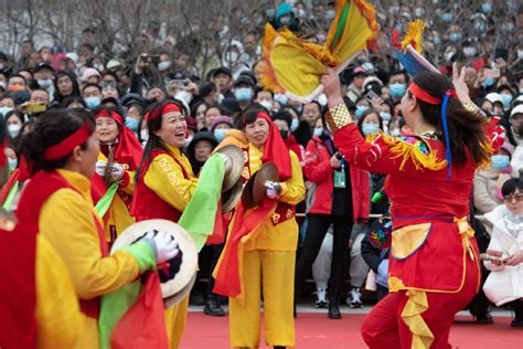 山西太原民间艺人舞龙闹社火 庆祝民间传统节日二月二
