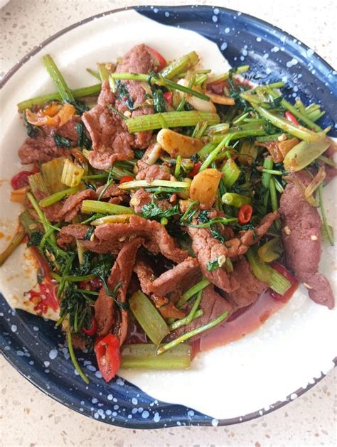 【香菜炒牛肉，香辣下饭，爱吃香菜的朋友看过来，拌饭绝了图片】袓尒銘 下厨房