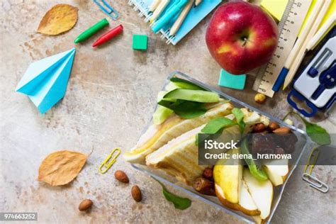 학교 배경 돌아가기 학교 점심 상자 애플 학교 용품 종이 접기 비행기 빛 돌 또는 슬레이트 배경 뷰 평면 레이 탑 배경 복사 공간 0명에 대한 스톡 사진 및 기타 이미지