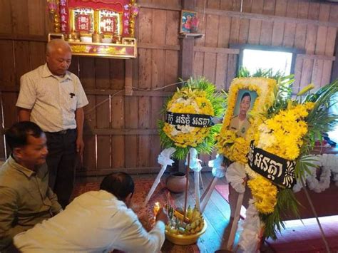 លោកសរ សុផល ប្រធានក្រុមប្រឹក្សាស្រុក ដឹកនាំក្រុមការងារ នាំយកអំណោយមកចែកជូនដល់គ្រួសារលោកឈឺន ឈន