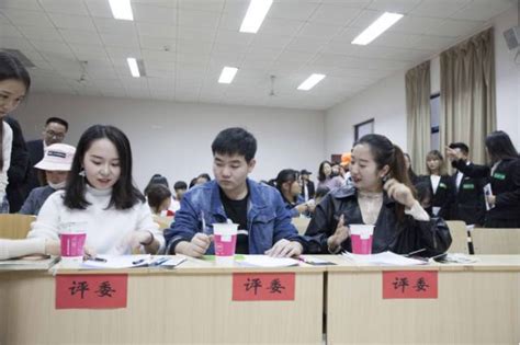 辩论赛 辩论场上硝烟弥漫，难分伯仲