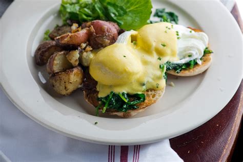 계란 베네딕트 주철 프라이팬에 감자 해시를 곁들인 데친 달걀 영어 머핀 계란 컨트리 햄 녹은 치즈 수제 홀란다이즈 소스 클래식 프랑스 또는 미국 요리 즐겨 찾기 0명에 대한