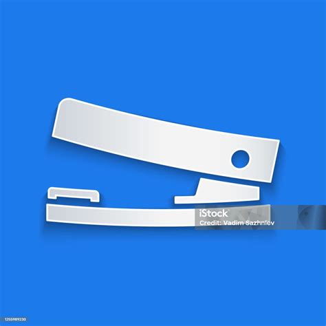 파란색 배경에 격리 된 용지 컷 사무실 스테이플러 아이콘 스테이플러 스테이플 종이 골판지 사무 장비 종이 아트 스타일 벡터