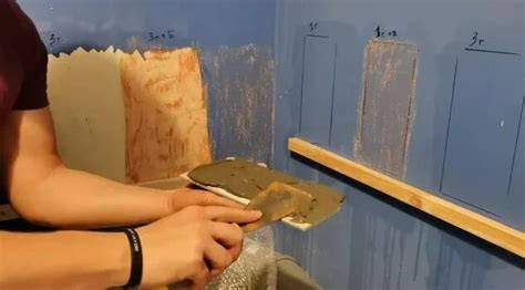 Как правильно приклеить плитку к стене Как наносить плиточный клей на плитку стену Сделай сам