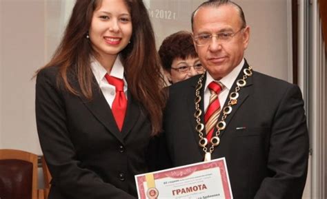 Проф Адамов се барикадира в Стопанската академия в Свищов Cross Bg