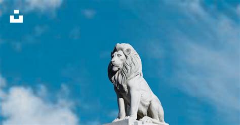 낮 동안 푸른 하늘 아래 하얀 사자 동상 사진 Unsplash의 무료 조상 이미지