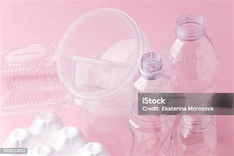 분홍색 배경에 식품 패키지의 투명 플라스틱 용기 상자의 그룹 지구 오염의 개념 일회성 사용 가능한 포장 플라스틱 금지 0에 대한 스톡 사진 및 기타 이미지 Istock