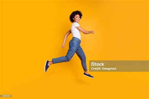 전체 길이 몸 크기 사이드 프로필 사진 점프 높은 아름 다운 그녀의 여자 돌진 검은 금요일 판매 쇼핑 쇼핑몰 캐주얼 청바지 데님