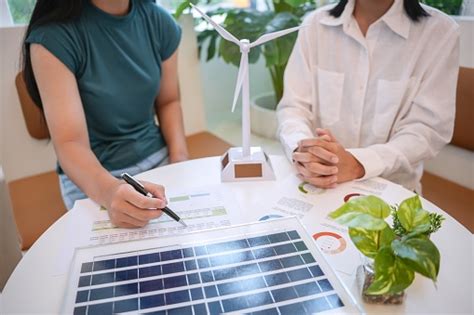 태양 전지판 녹색 에너지 녹색 친환경 사무실에서 일하는 사업가 비즈니스 회의â 비즈니스를 위한 창의적인 아이디어 친환경 전문 교육 기업 사람들 지속 가능한 전기 개념에 대한