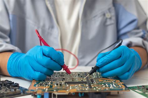 도구를 사용하여 회로 기판을 측정하고 점검 및 수리하는 기술자 Cpu에 대한 스톡 사진 및 기타 이미지 Cpu Stem 주제 검사 보기 Istock